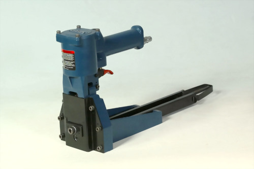 PNEUMATIC CARTON STAPLER