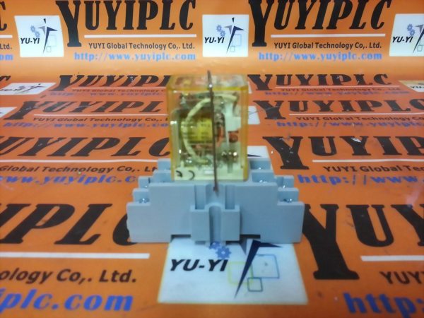 IDEC RH2B-U RELAY WITH SOCKET